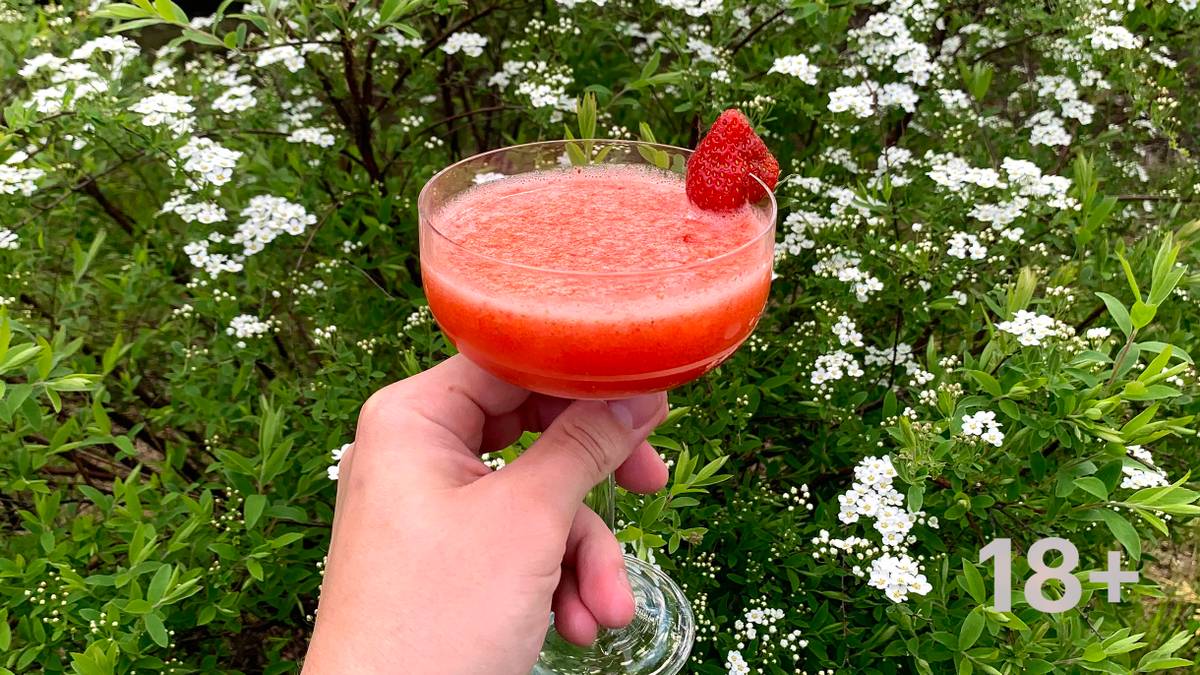 Рецепт клубничного коктейля «Дайкири» в домашних условиях: пошаговый ...